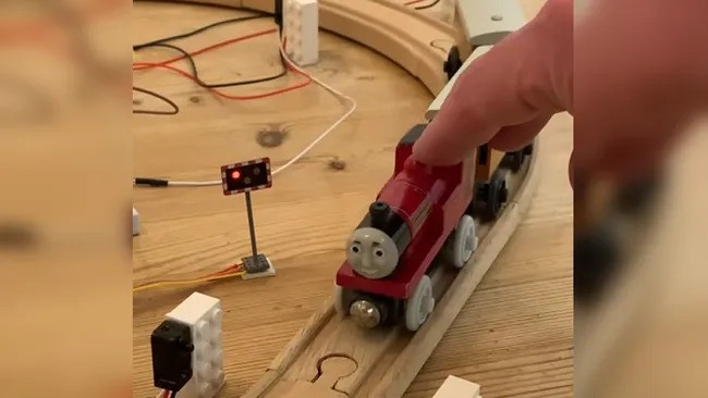 This Raspberry Pi Pico drives tiny level crossing lights for a model ...
